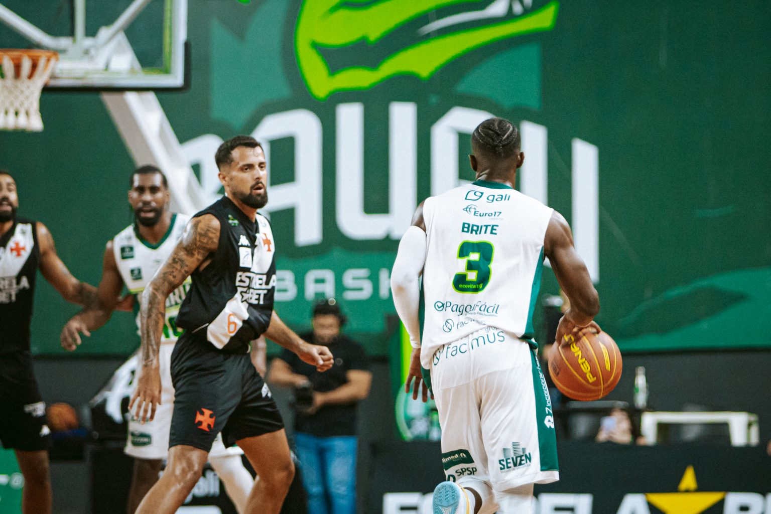 Dontrell Brite comanda vitória do Bauru Basket sobre o R10 Score Vasco ...